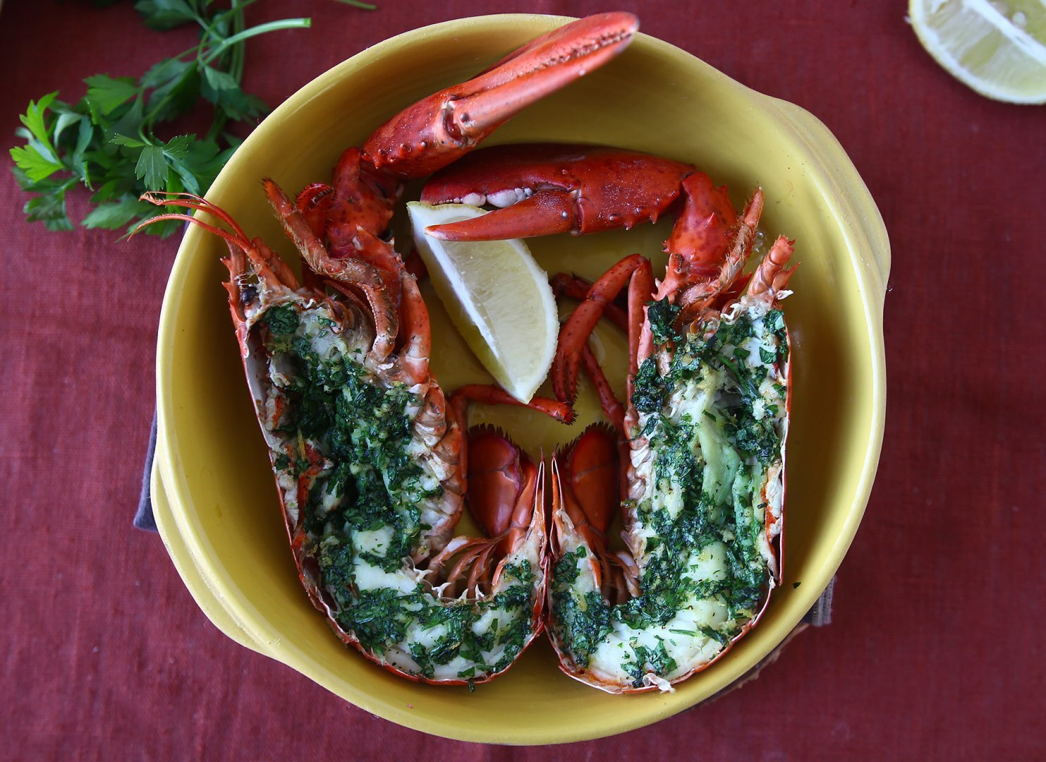 Przepis na pieczonego homara z pietruszką i cytryną