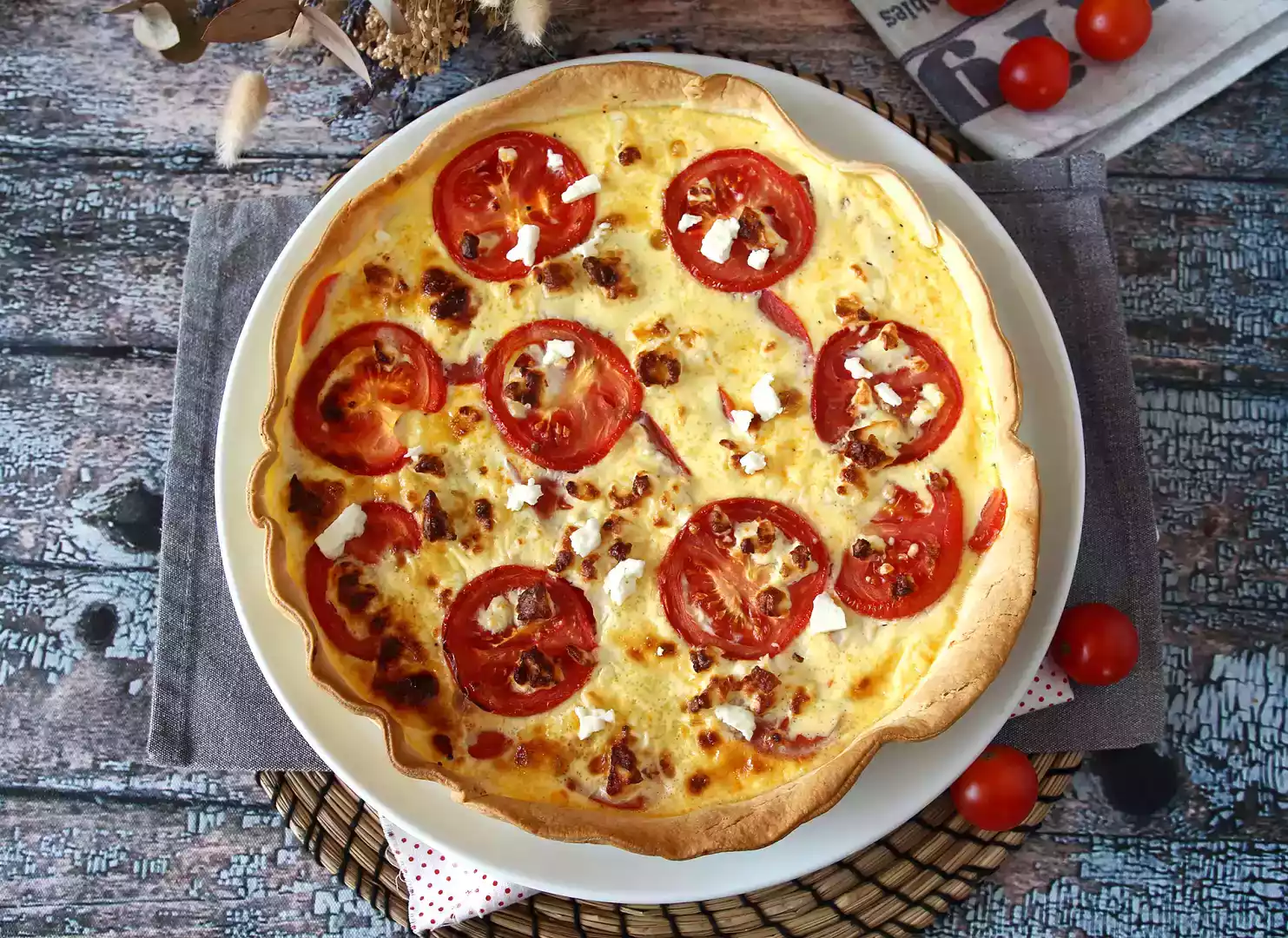 Przepis na quiche z pomidorami i fetą, idealny na piknik