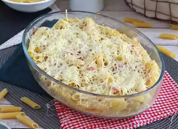 Przepis na zapiekankę makaronową z szynką i serem